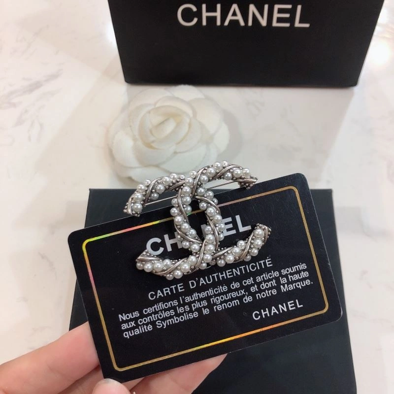 Top mirror Chanel Brooches