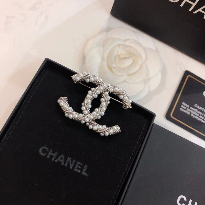 Top mirror Chanel Brooches