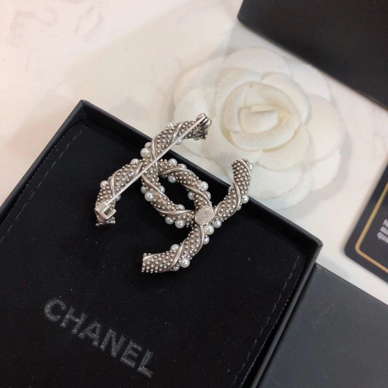 Top mirror Chanel Brooches