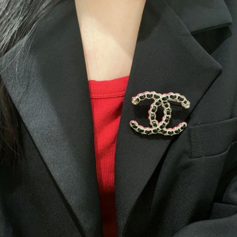 Low-cost Chanel Brooches