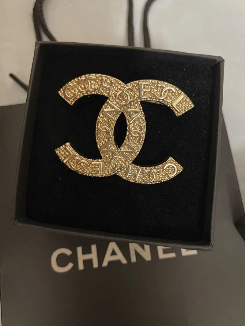 Low-cost Chanel Brooches