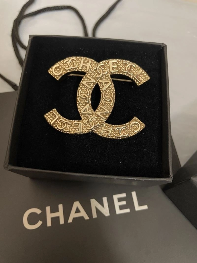 Low-cost Chanel Brooches