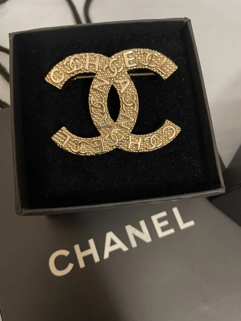 Low-cost Chanel Brooches