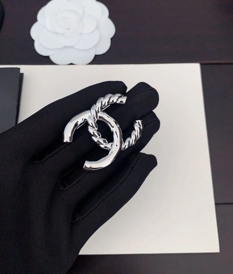 Top mirror Chanel Brooches