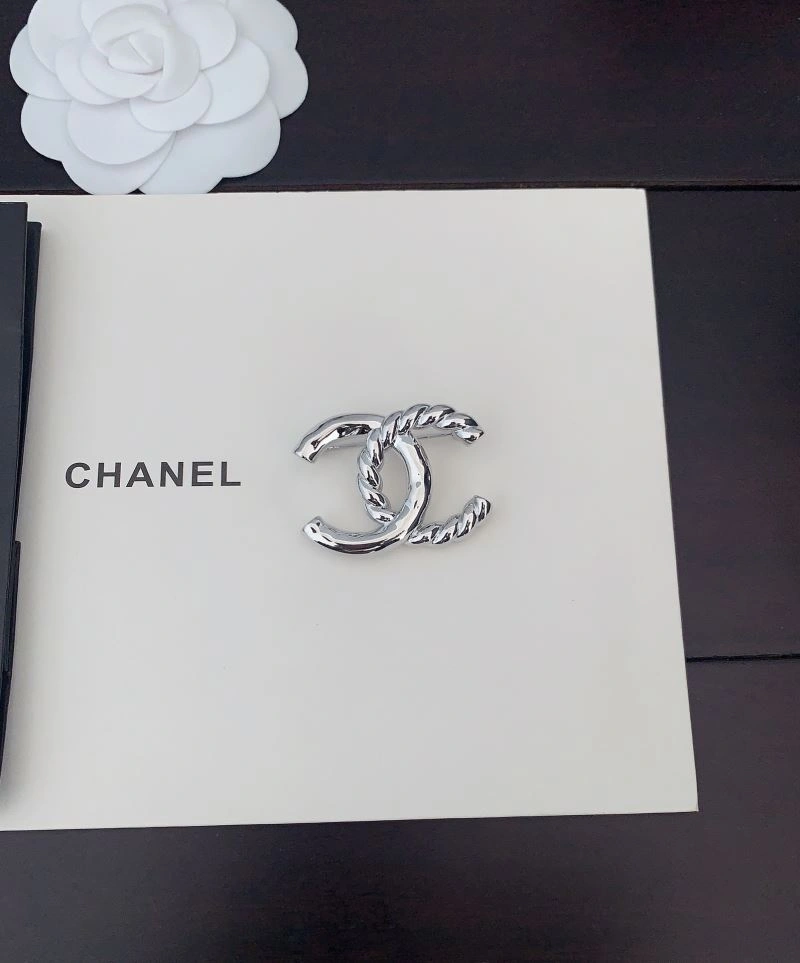 Top mirror Chanel Brooches