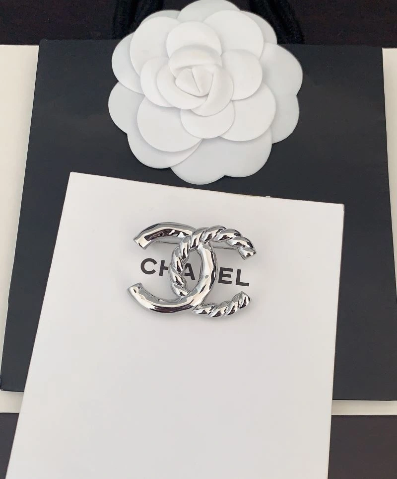 Top mirror Chanel Brooches