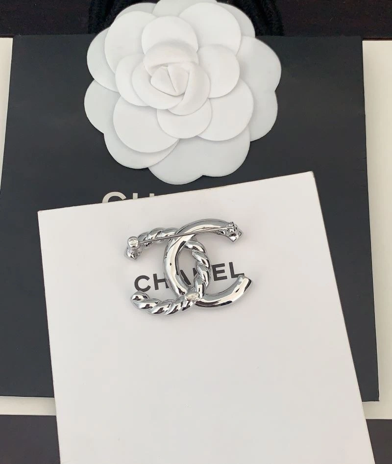 Top mirror Chanel Brooches