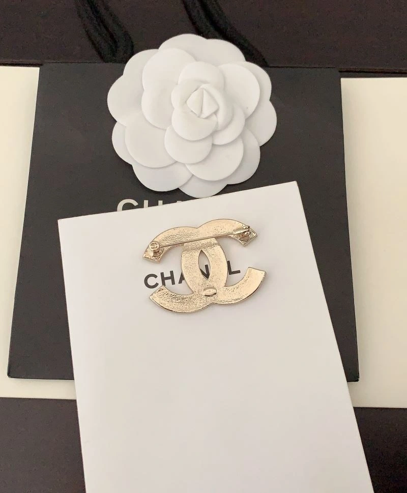 Top mirror Chanel Brooches