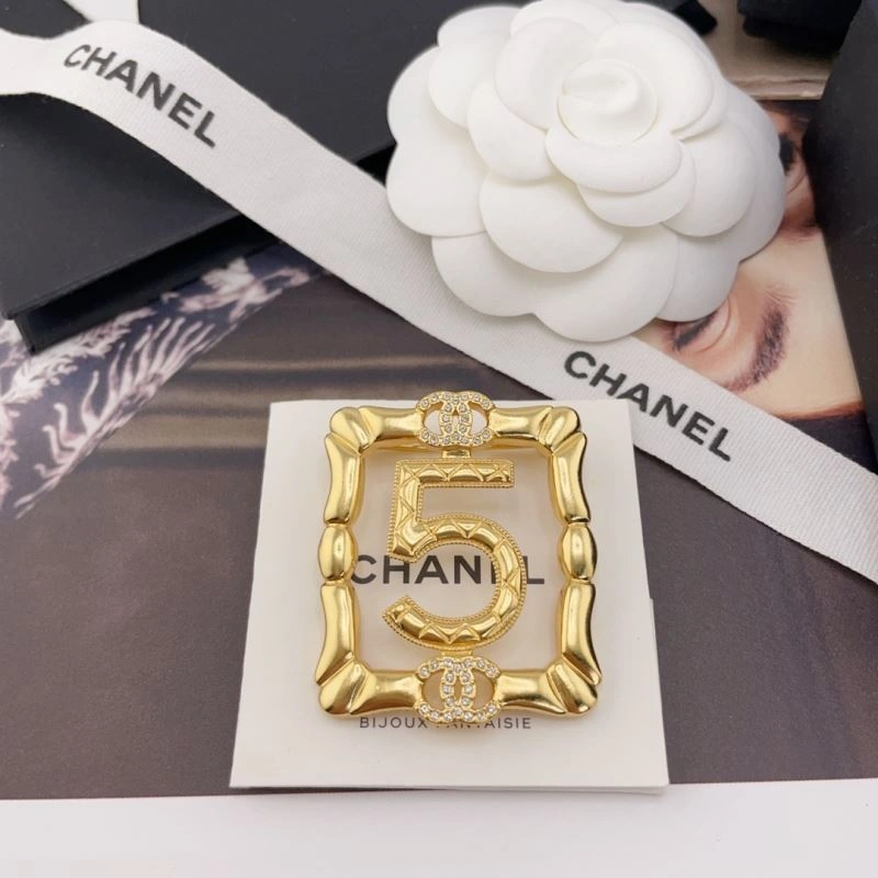 Top mirror Chanel Brooches