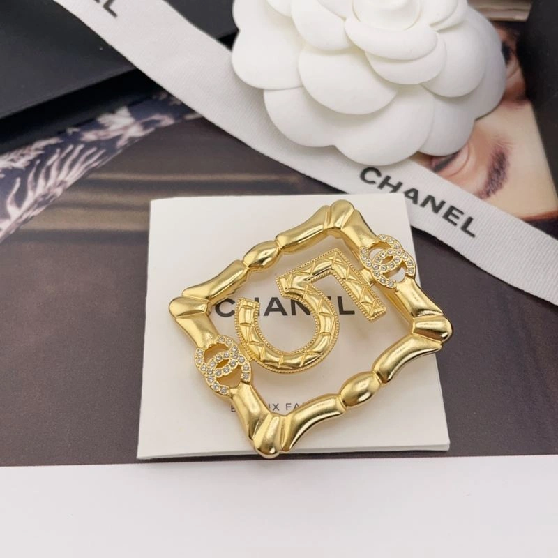 Top mirror Chanel Brooches