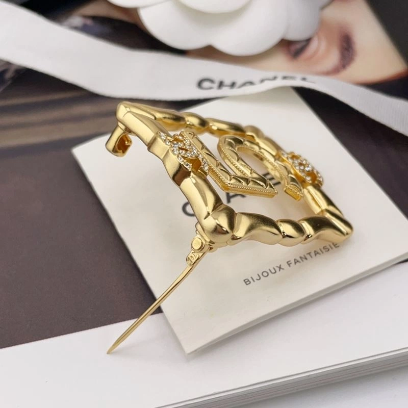 Top mirror Chanel Brooches