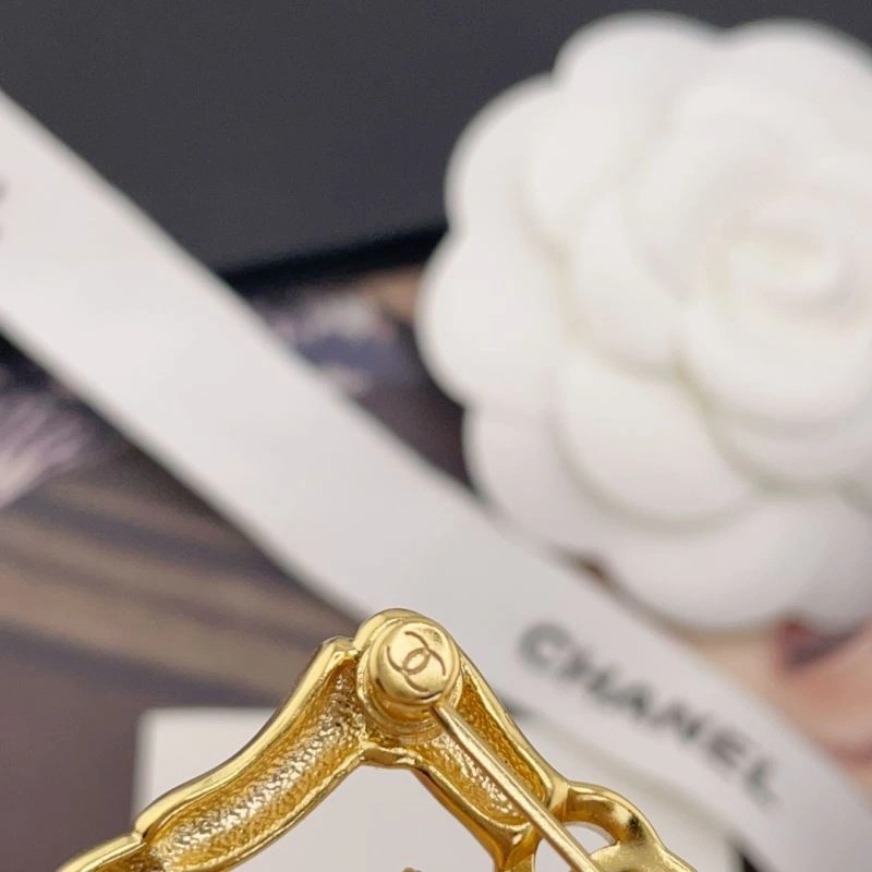 Top mirror Chanel Brooches