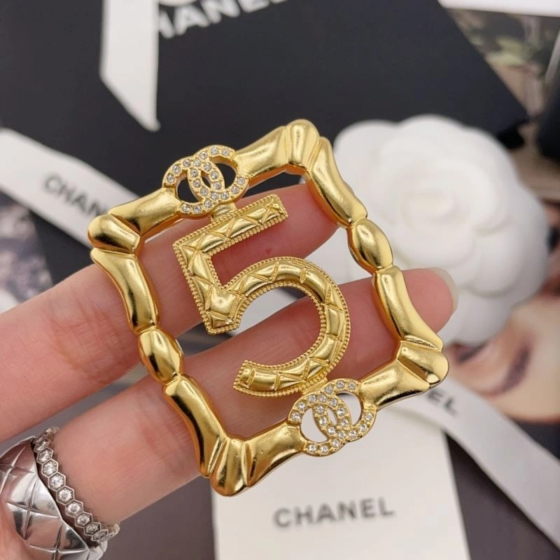Top mirror Chanel Brooches