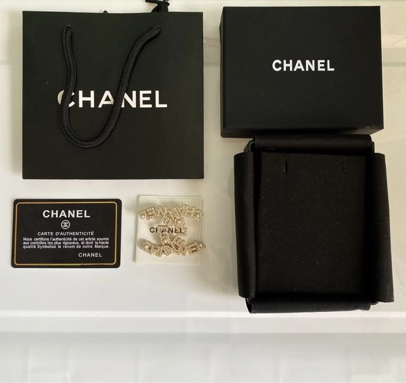 Top mirror Chanel Brooches
