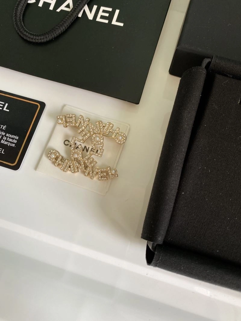 Top mirror Chanel Brooches