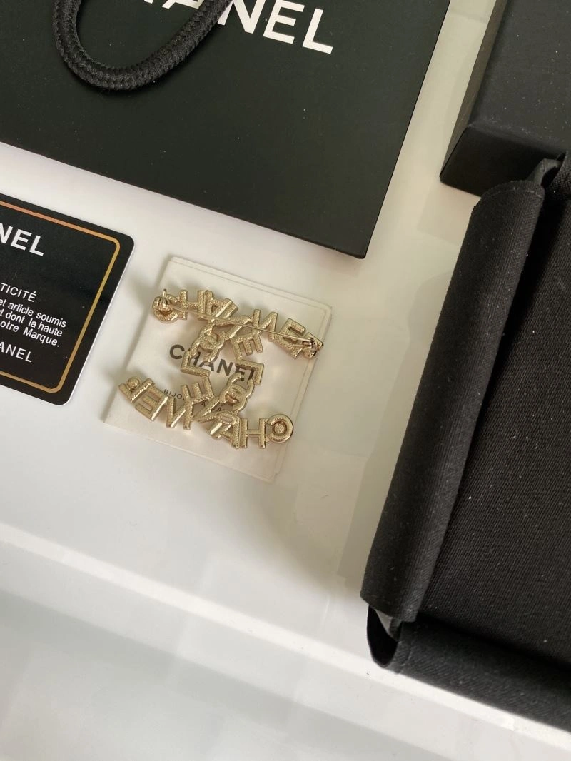 Top mirror Chanel Brooches