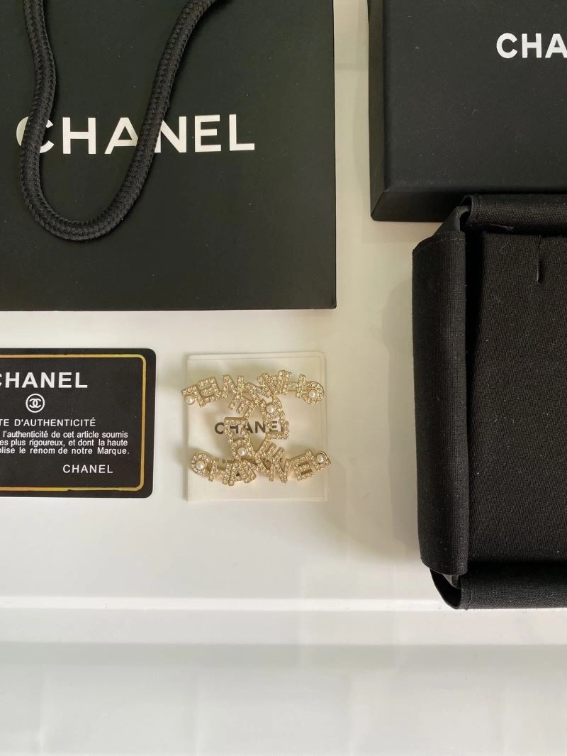 Top mirror Chanel Brooches