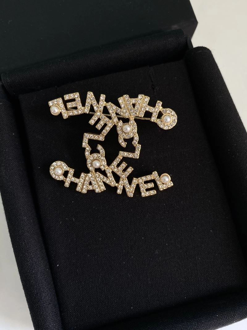 Top mirror Chanel Brooches