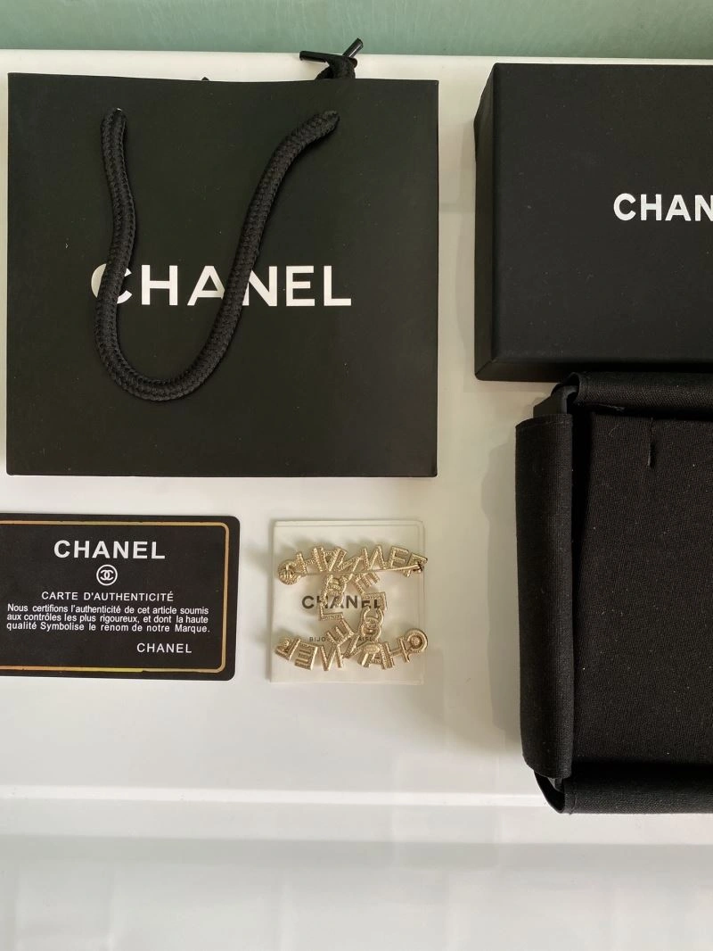 Top mirror Chanel Brooches