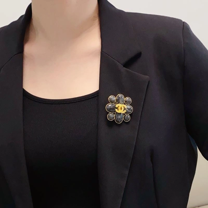 Low-cost Chanel Brooches