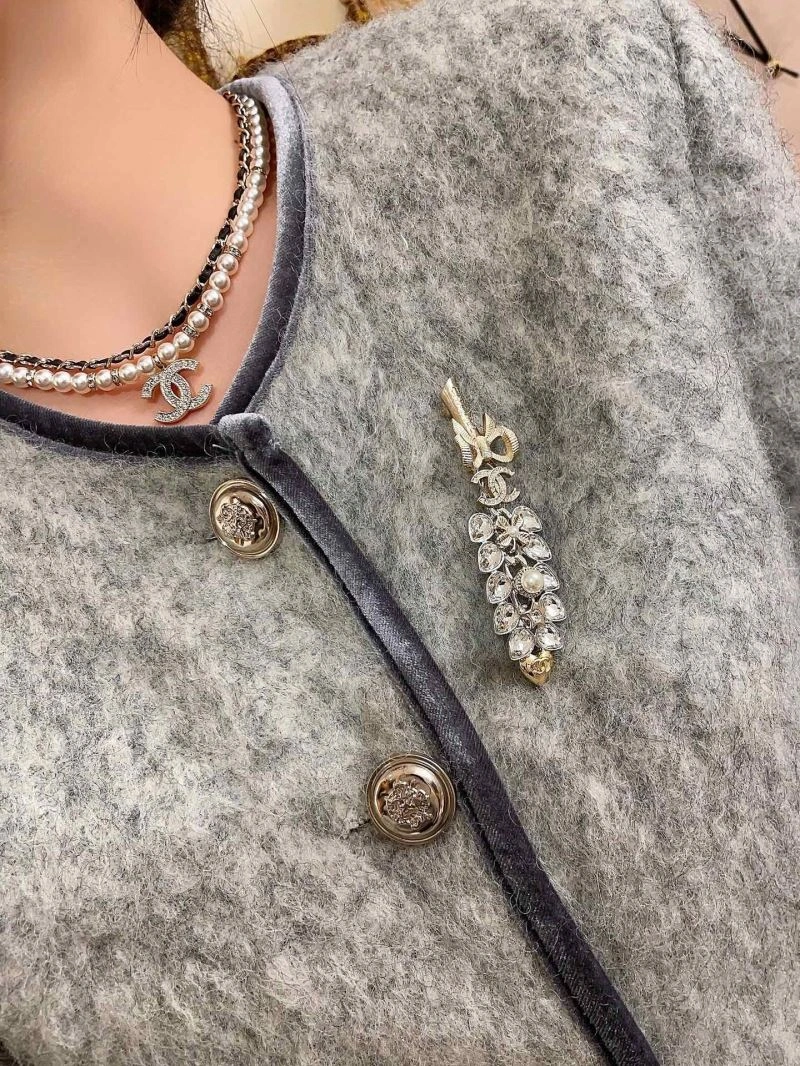 Accurate model Chanel Brooches