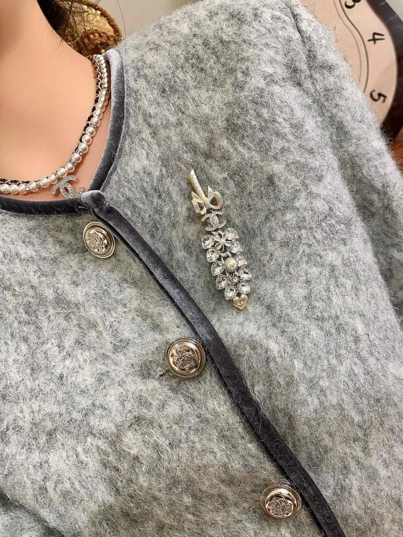 Accurate model Chanel Brooches
