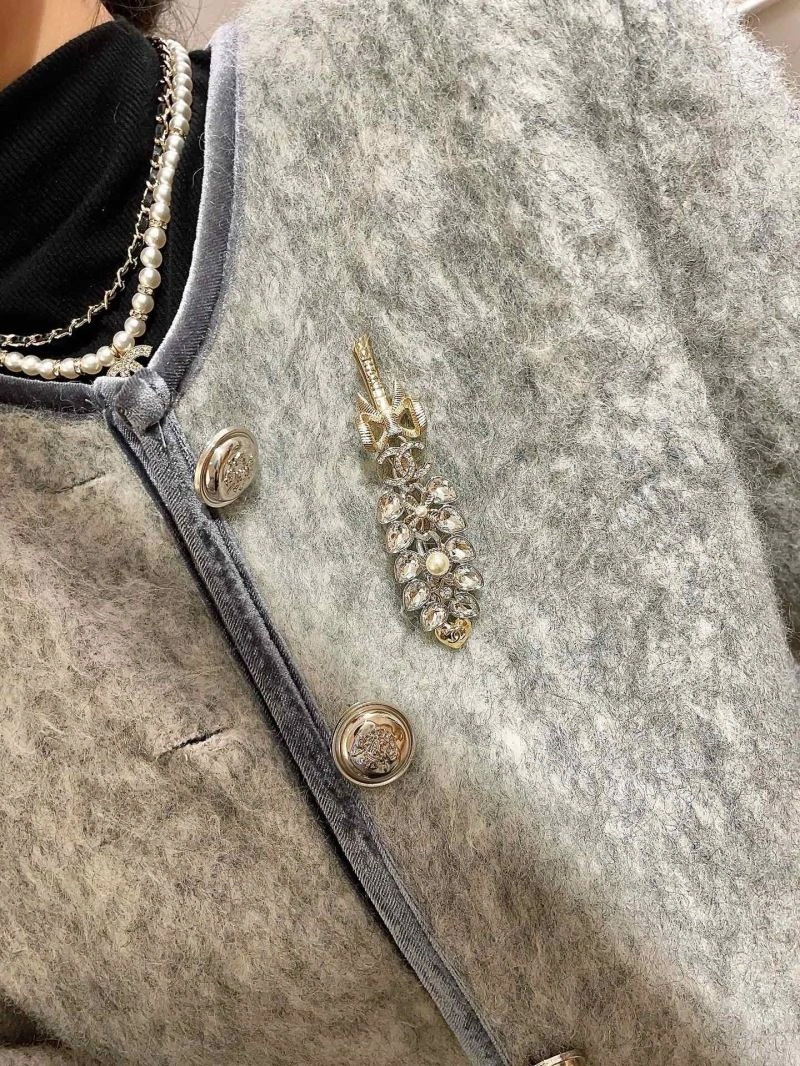 Accurate model Chanel Brooches