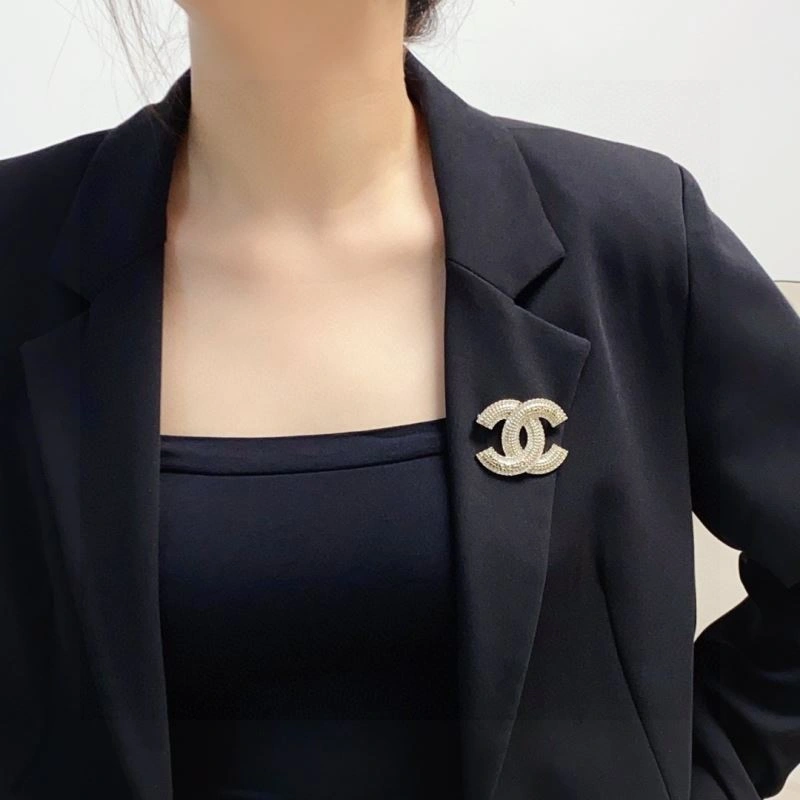 Top mirror Chanel Brooches