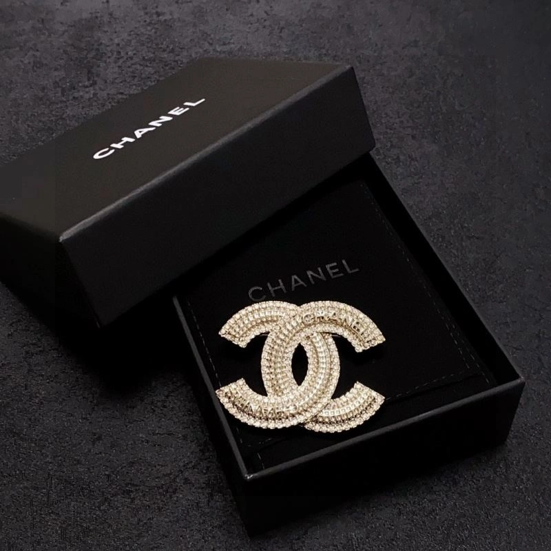 Top mirror Chanel Brooches
