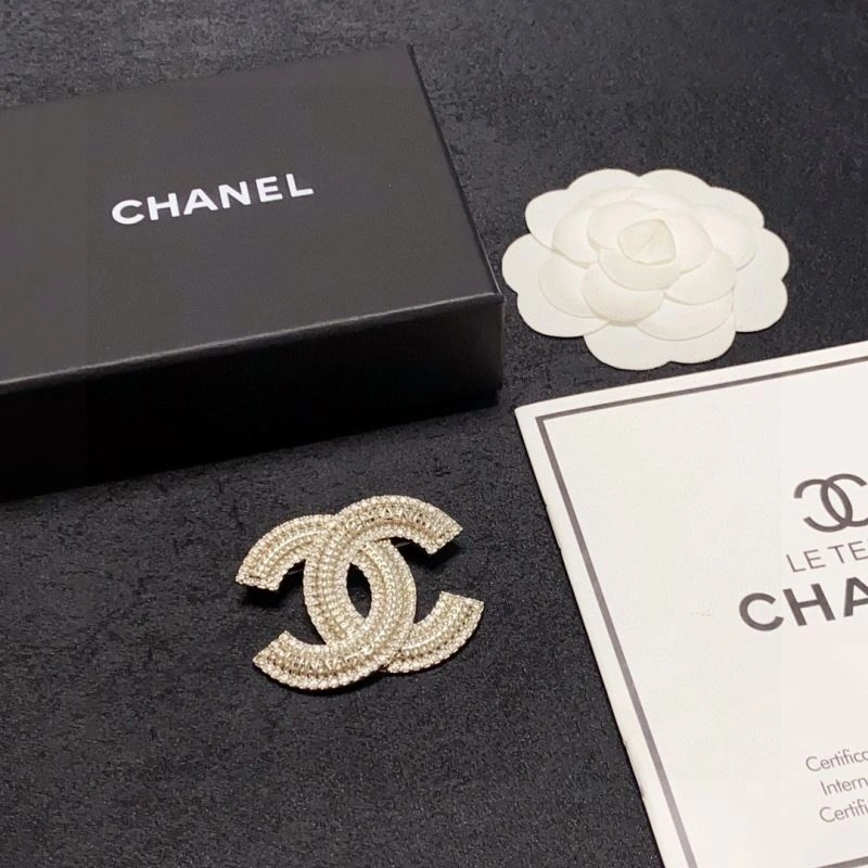 Top mirror Chanel Brooches