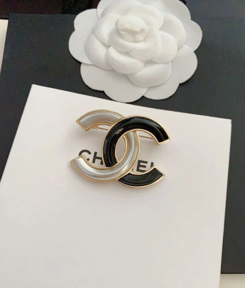 Top match Chanel Brooches