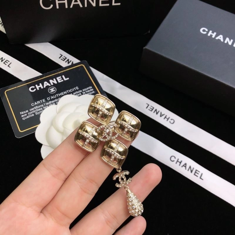 Accurate model Chanel Brooches