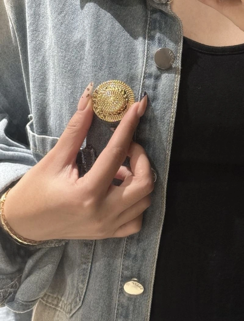 Low-cost Chanel Brooches