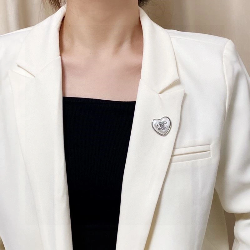 Top mirror Chanel Brooches