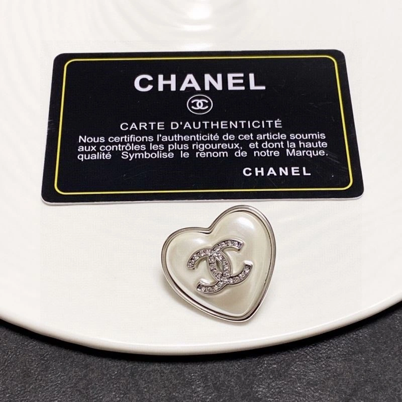 Top mirror Chanel Brooches