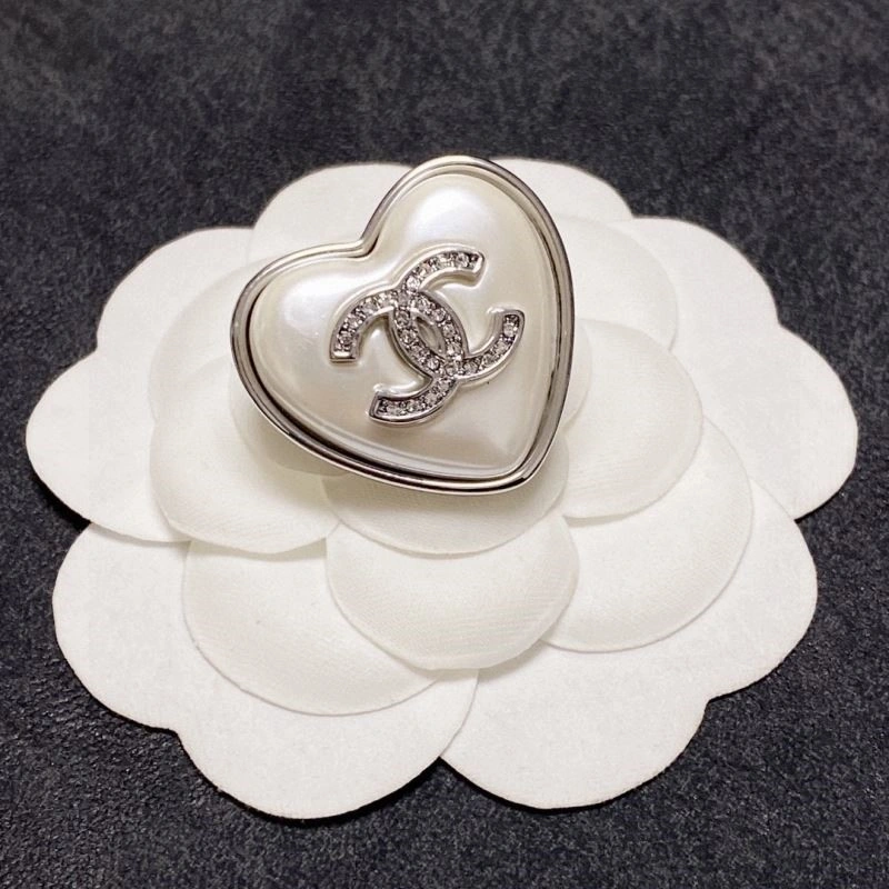 Top mirror Chanel Brooches