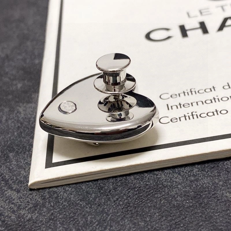 Top mirror Chanel Brooches