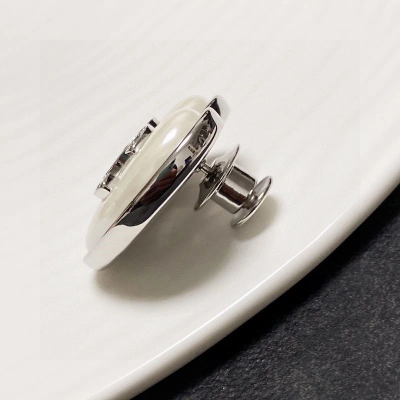 Top mirror Chanel Brooches
