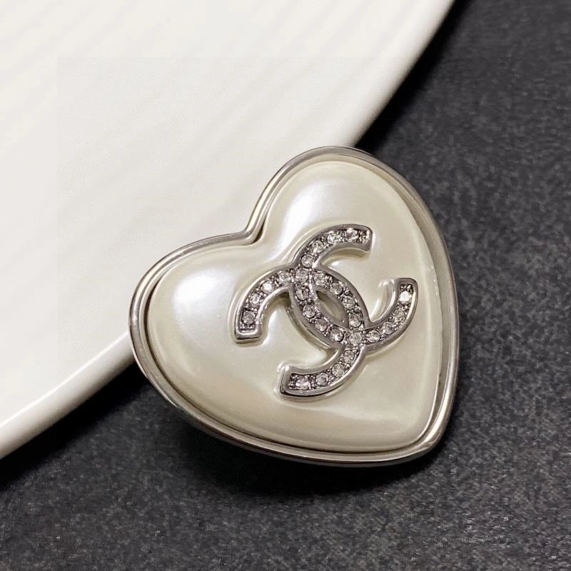 Top mirror Chanel Brooches
