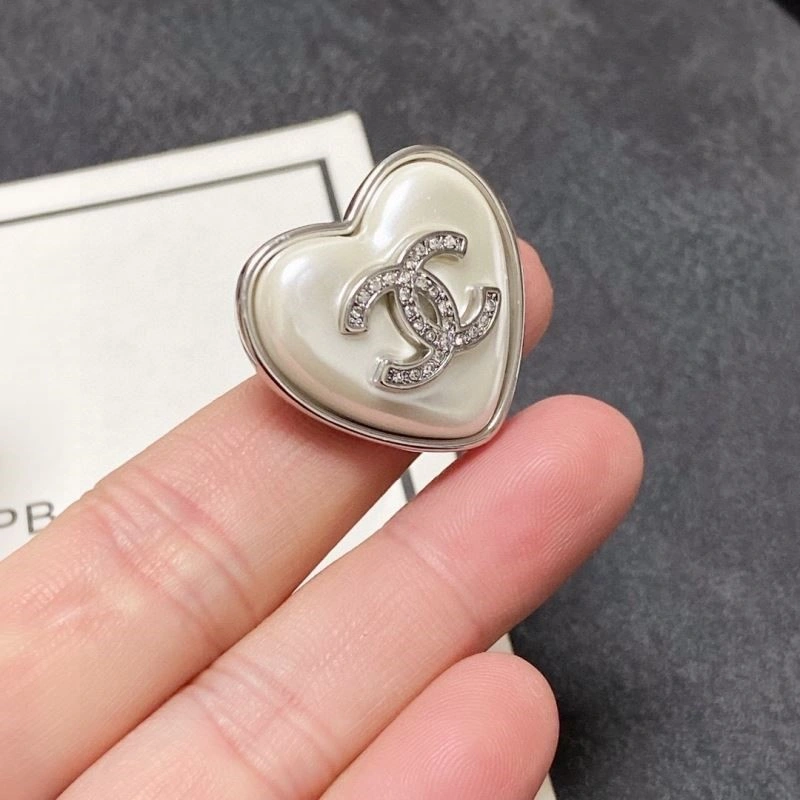 Top mirror Chanel Brooches