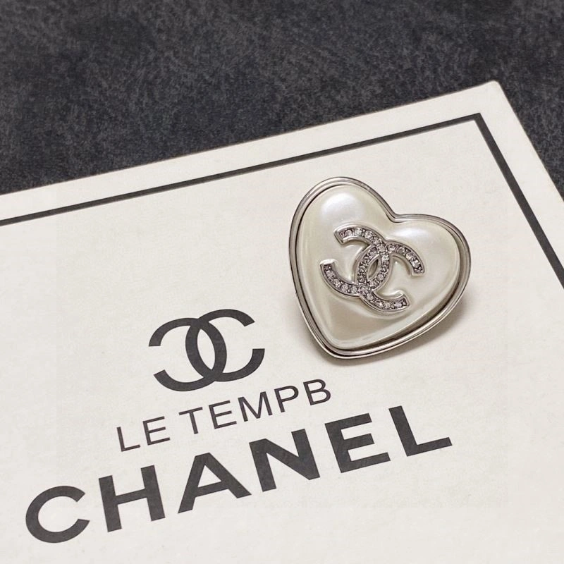 Top mirror Chanel Brooches