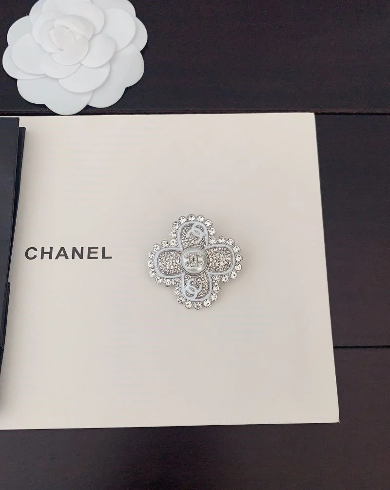 Top mirror Chanel Brooches