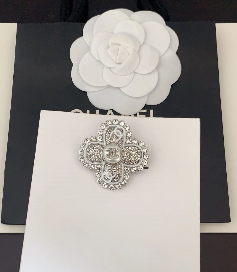Top mirror Chanel Brooches