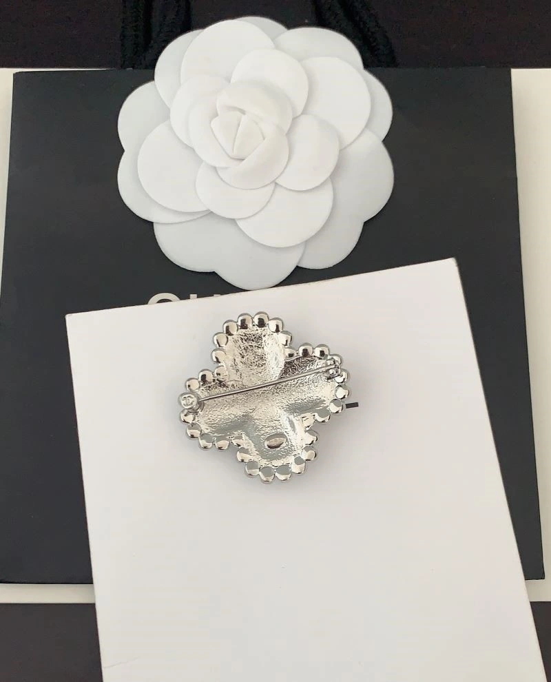 Top mirror Chanel Brooches