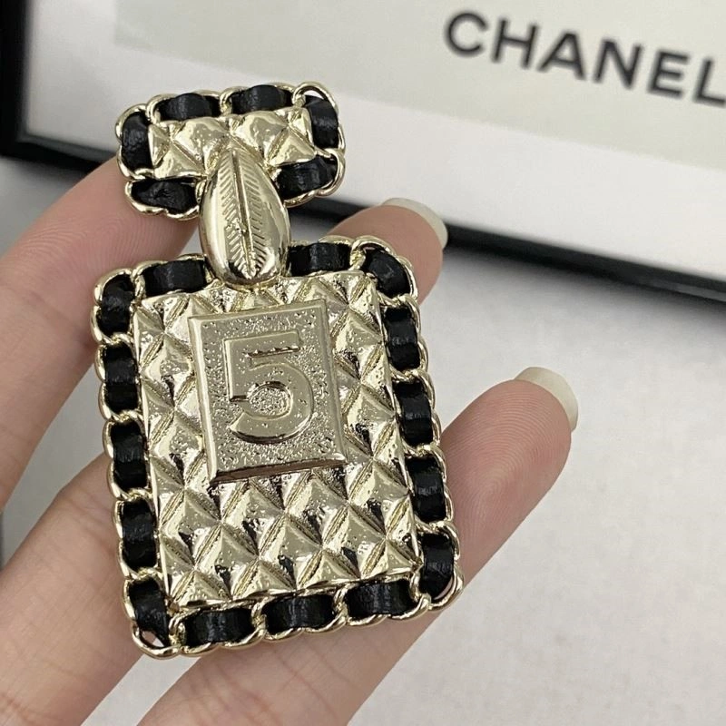Top match Chanel Brooches