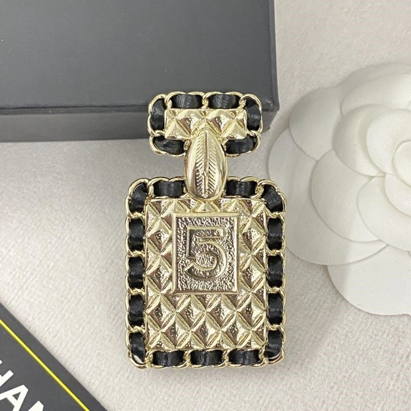 Top match Chanel Brooches