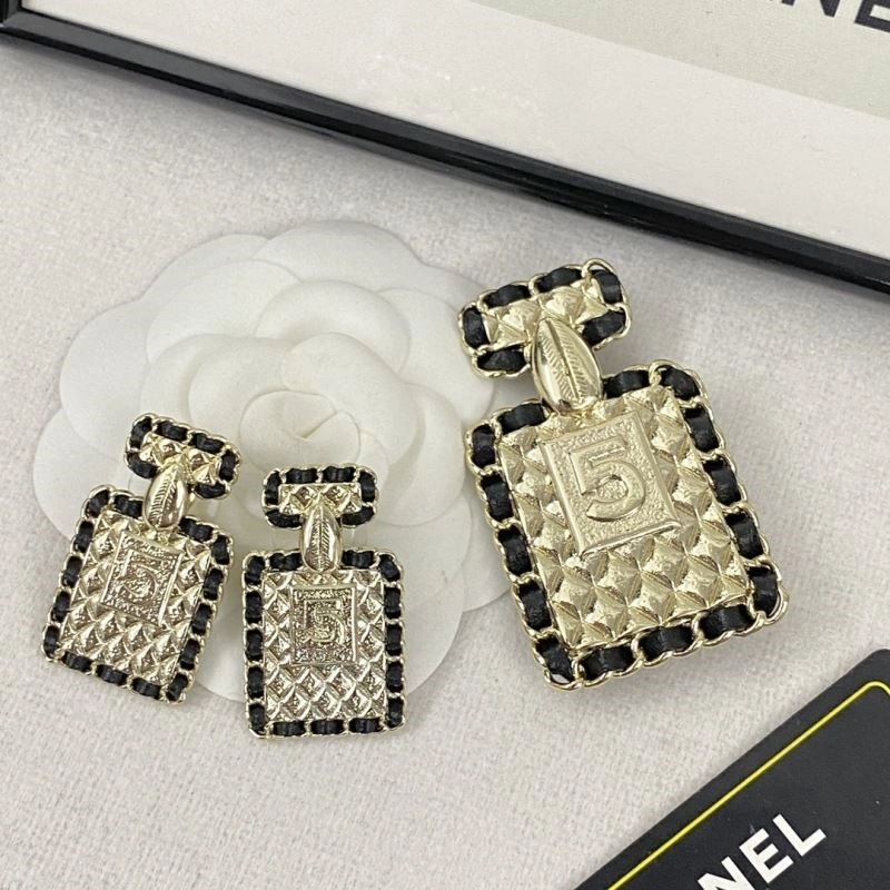 Top match Chanel Brooches