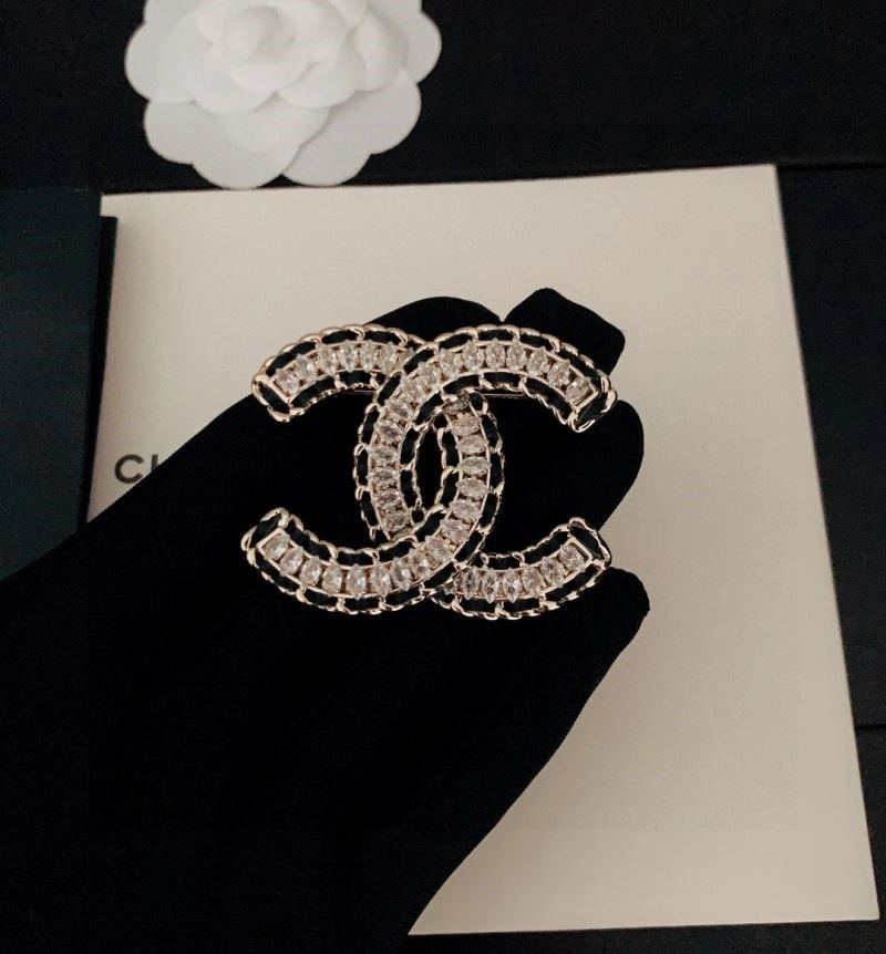 Top match Chanel Brooches