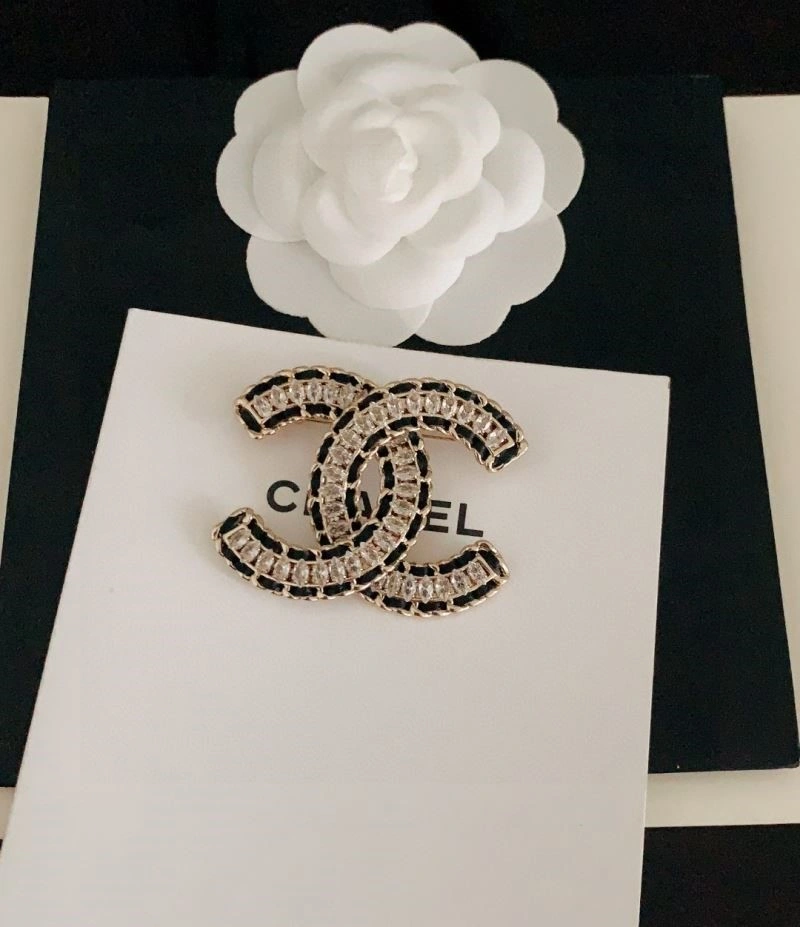 Top match Chanel Brooches