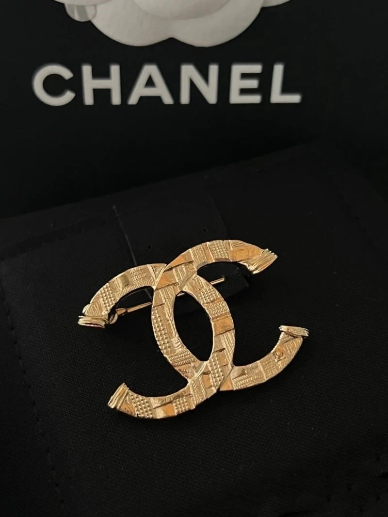 Low-cost Chanel Brooches